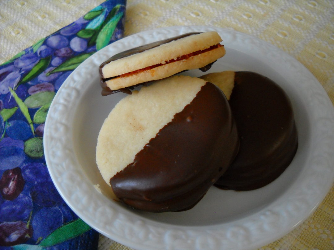 Equinox Cookies with almonds, spiced jam and dark chocolate